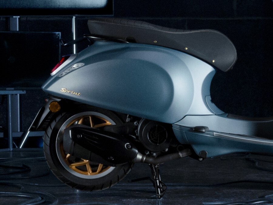 Vespa Sprint Officina 8 150: harga, konsumsi, warna