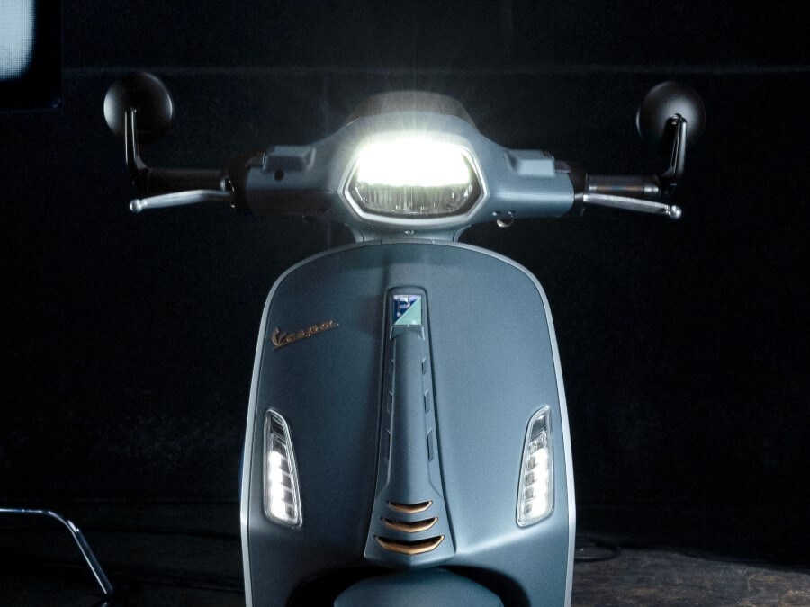 Vespa Sprint Officina 8 150：価格、燃費、カラー