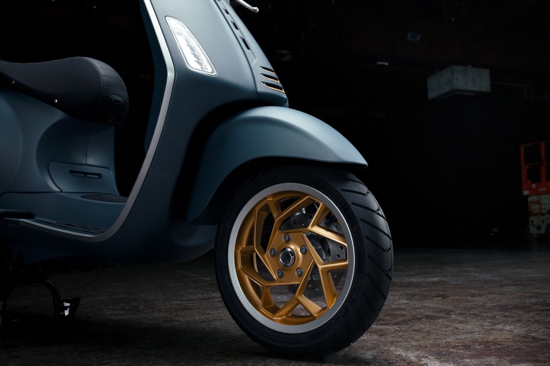 Vespa Sprint Officina 8 150: harga, konsumsi, warna