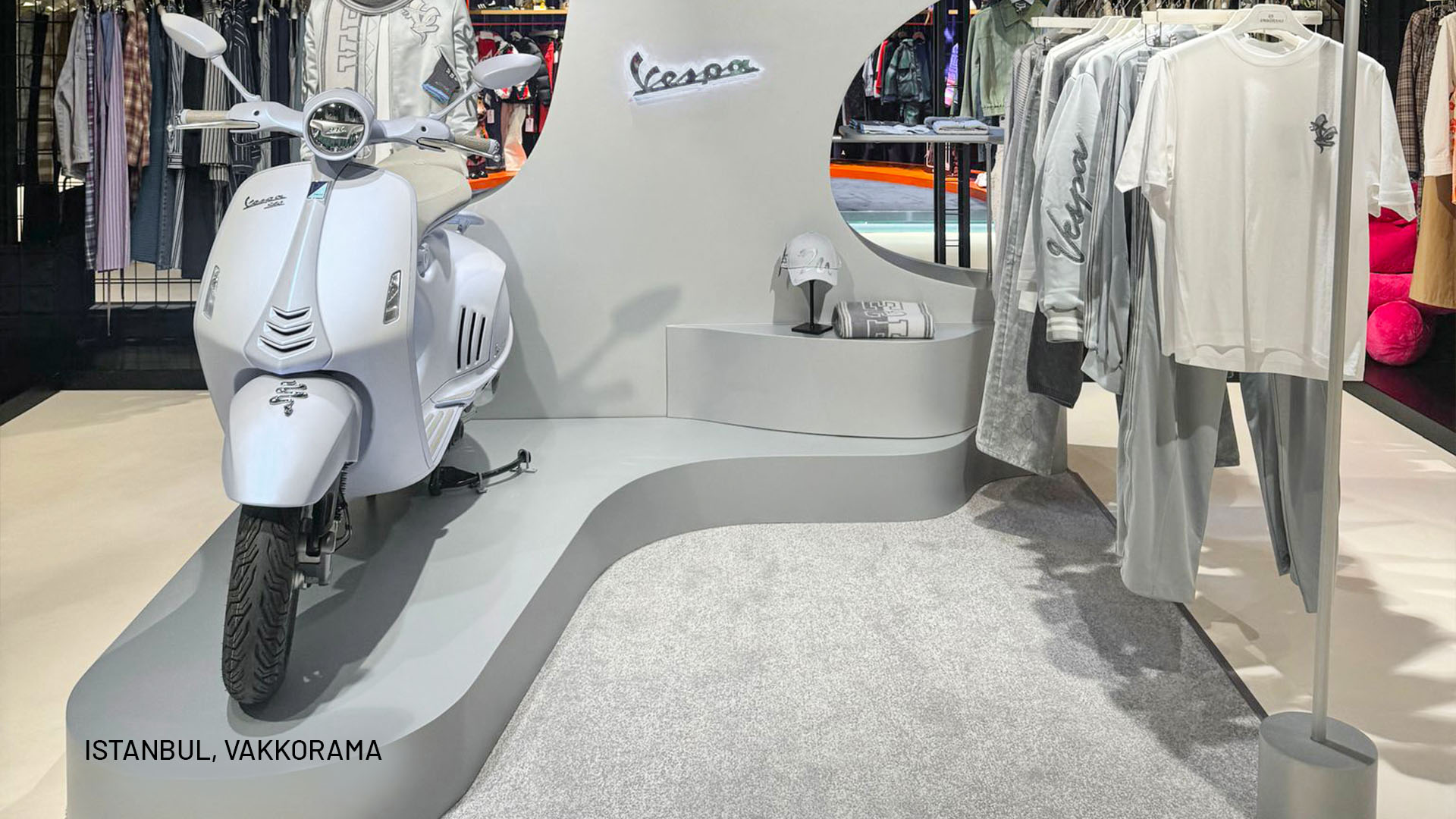 Vespa 946 Snake: An icy elegance for the new limited edition | Vespa EN